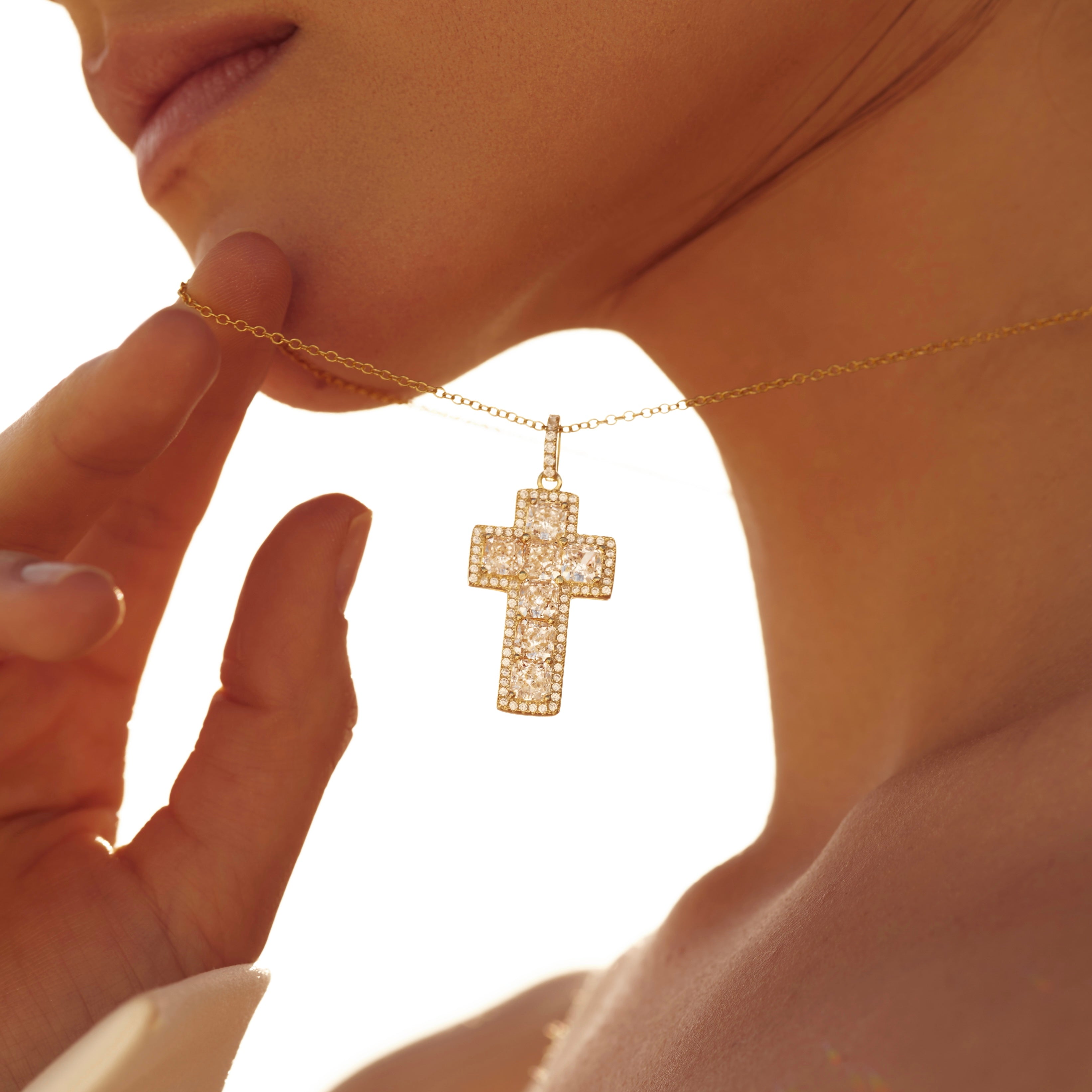 DIVINE TOUCH Pendant Necklace – NIKIBEE